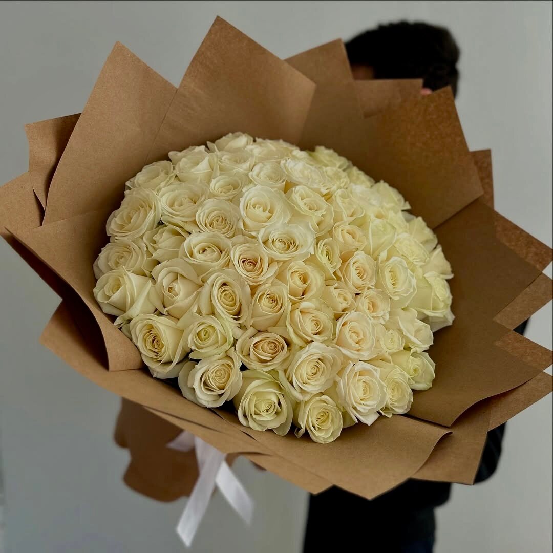 Роскошный букет из 59 кремовых роз в крафтовой бумаге для подарка, шикарный букет, премиум букет, красивый букет