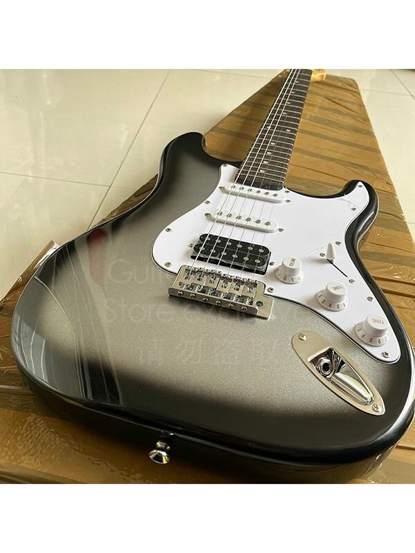 Чёрная электрогитара.