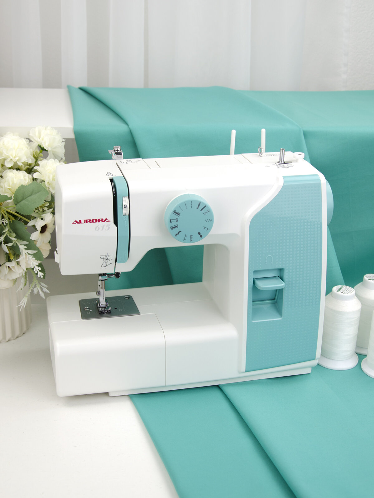 Швейная машинка AURORA 615, 70Вт. 12 операций, металлическая станина, качающийся челнок.