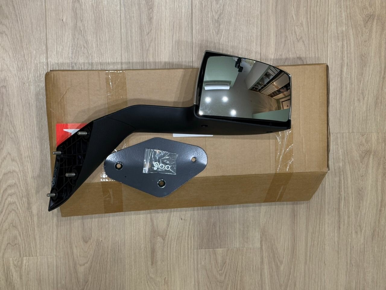 Зеркало на капот Volvo VNL правое крышка хром 82361059