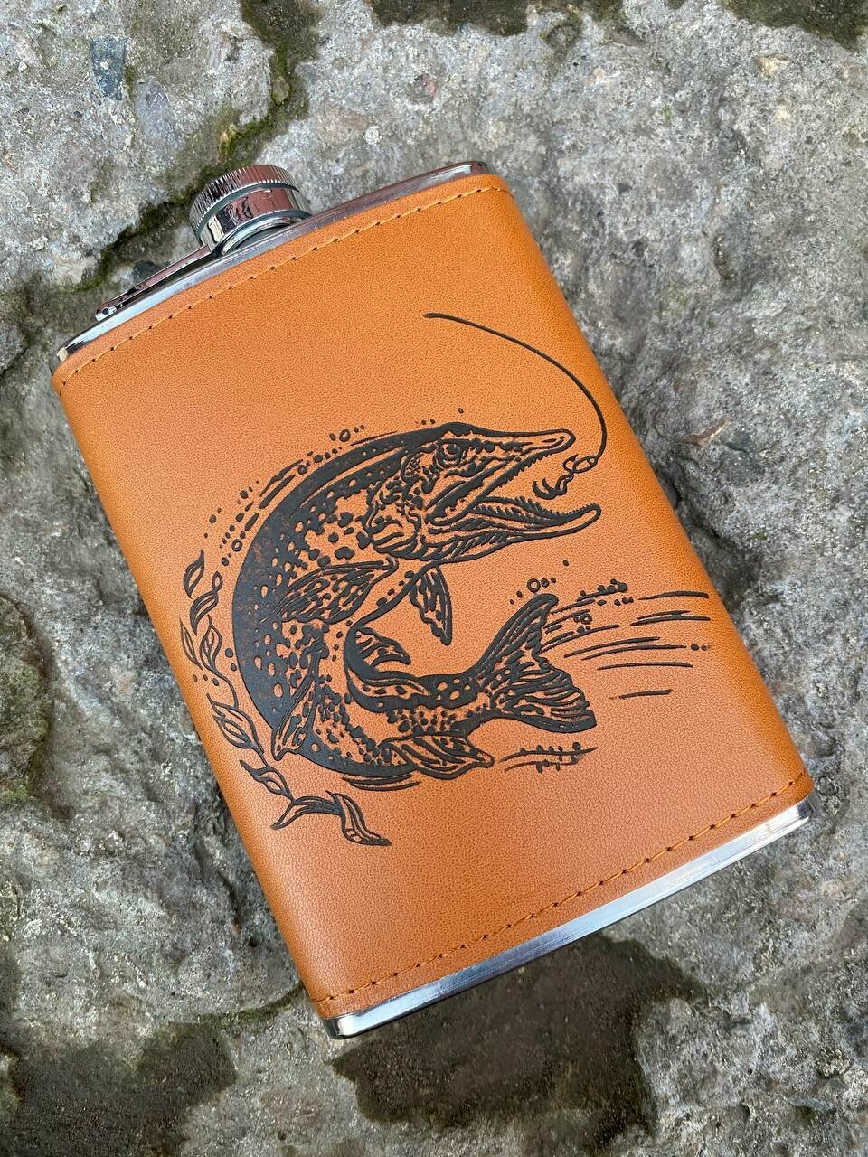 Фляжка металлическая с чехлом и гравировкой щуки, 266 мл, нержавеющая сталь, хромированное серебро