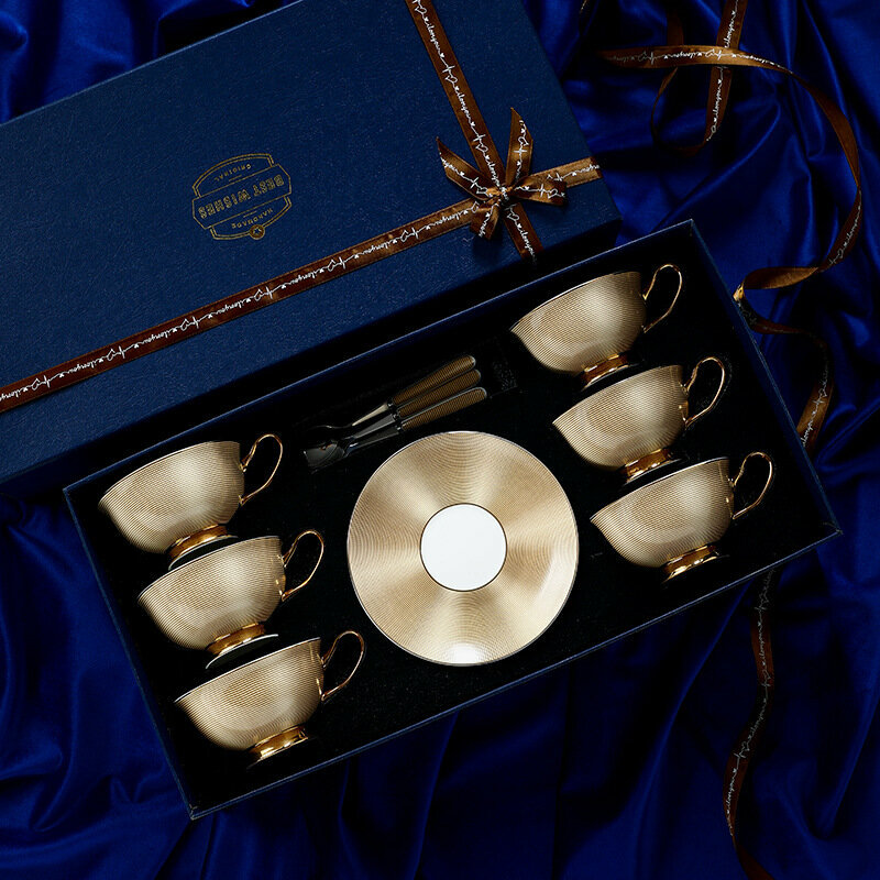 Европейский кофейный набор из костяного фарфора с чашками и блюдцами, небольшой роскошный набор для послеобеденного чая, креативная чашка с цветочным узором, изысканный набор кофейных чашек.