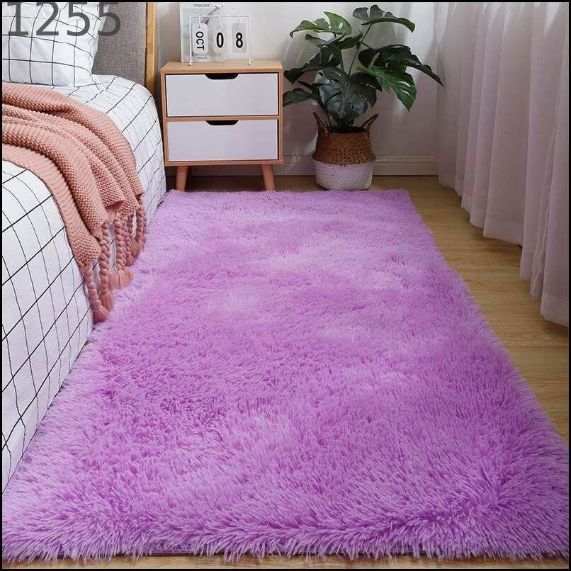 Меховой ковер с длинным ворсом на полу, плюшевая прикроватная тумбочка, пушистая спальня, гостиная, коридор, детская комната11
