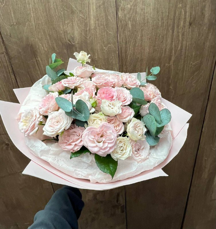 Многогранная нежность: монобукет из кустовых роз с россыпью бутонов