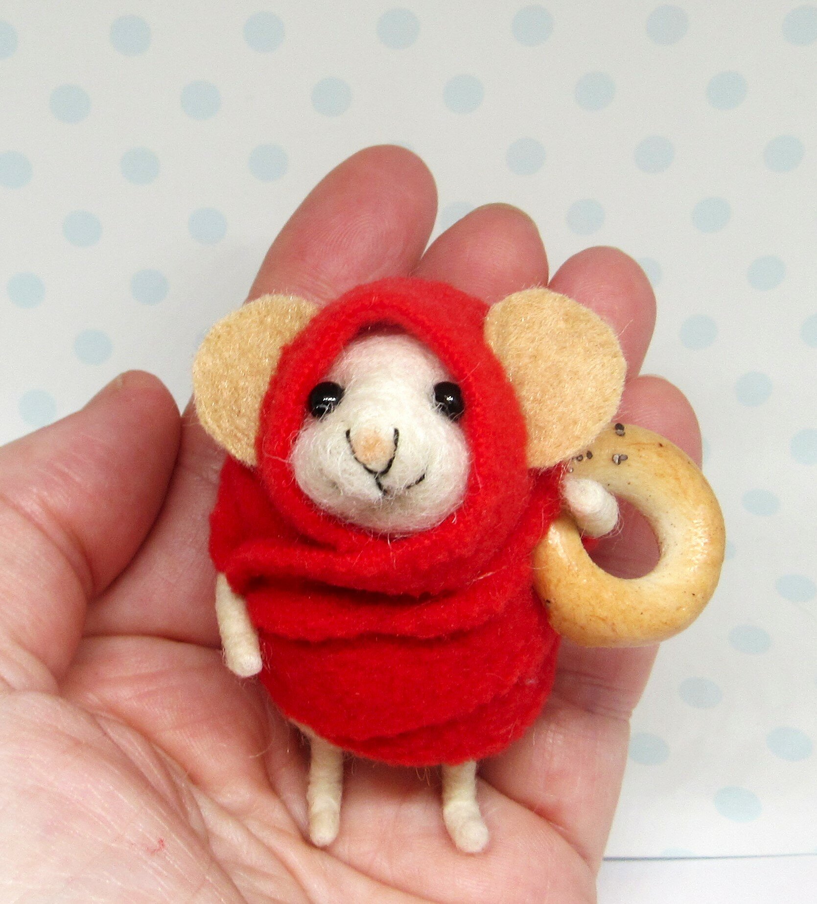 Сувенир ручной работы. Мышка в платке с сушкой .