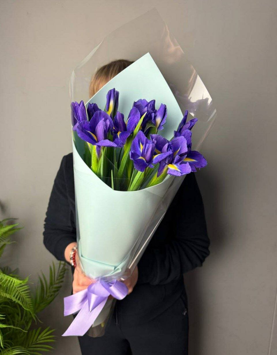 Монобукет Ирисы 15 цветов в упаковке / нежный букет живых цветов с доставкой