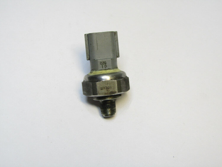 Датчик давления масла 250701MC0A D8300 02Q10 Ниссан Ноут Тиида 1,6 литра HR16DE