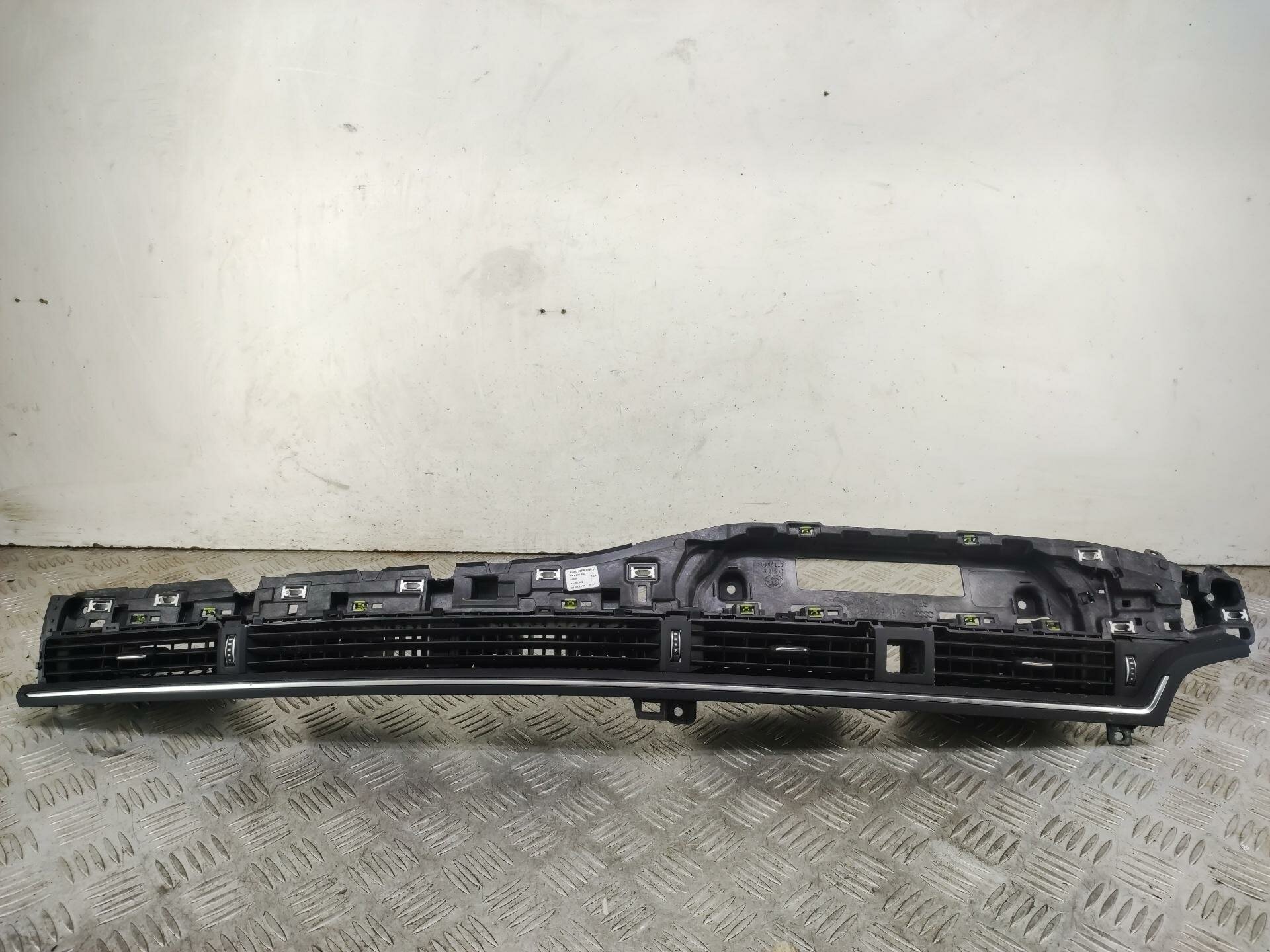 Дефлектор обдува салона центральный Audi A4 B9 2017 8W1820902E