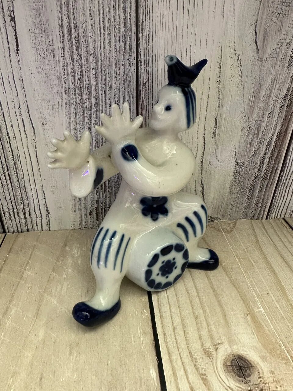 Статуэтка Скоморох с Птичкой Бронницы 1970 годы автор Гаврилова Т. А