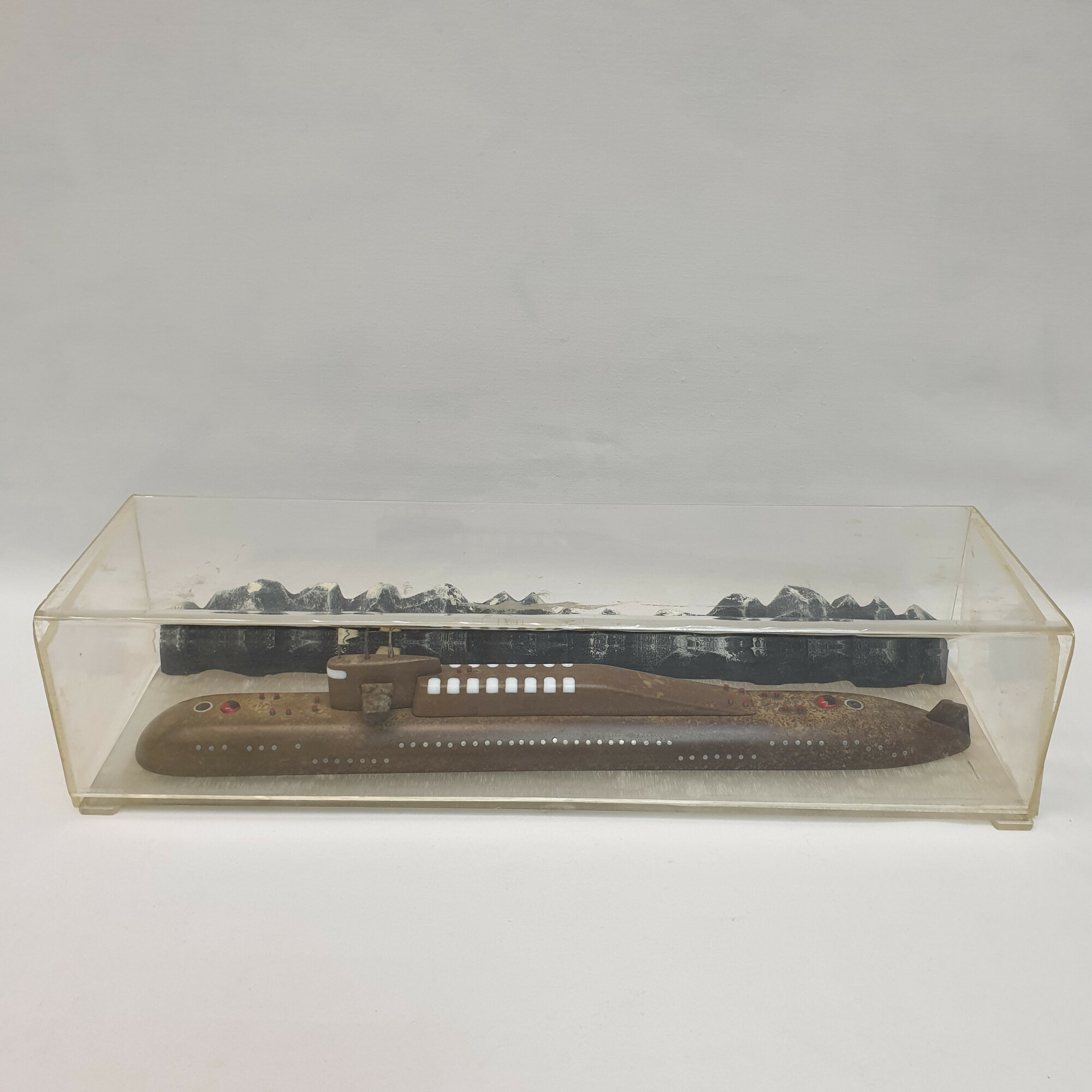 Макет подводной лодки Кальмар 667 БДР 38 см, пластик, дефект коробки. Винтаж, СССР.