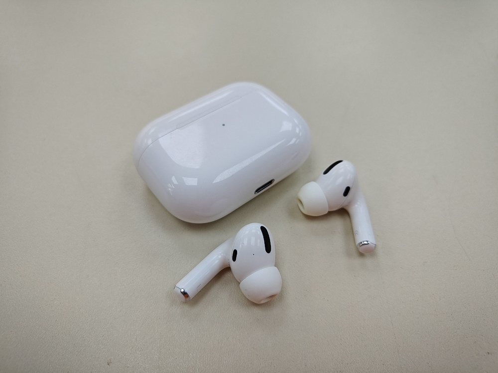 Беспроводные наушники Apple AirPods Pro (1-го поколения) lightning original, белые Б/У уценка