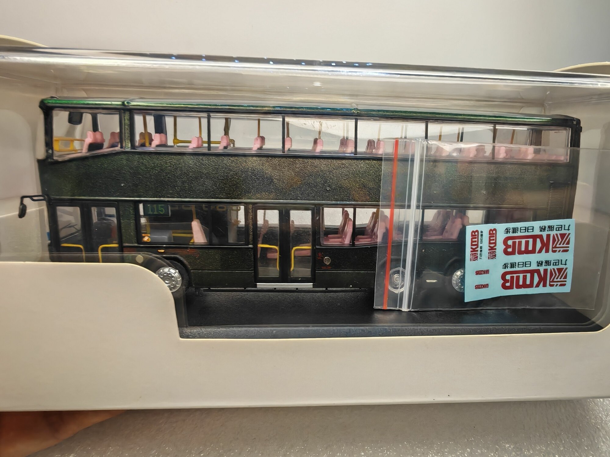 Модель автобуса NEOPLAN с двумя этажами в масштабе 1:76, обслуживающего несколько маршрутов Гонконга, изготовленная из литого под давлением металла.