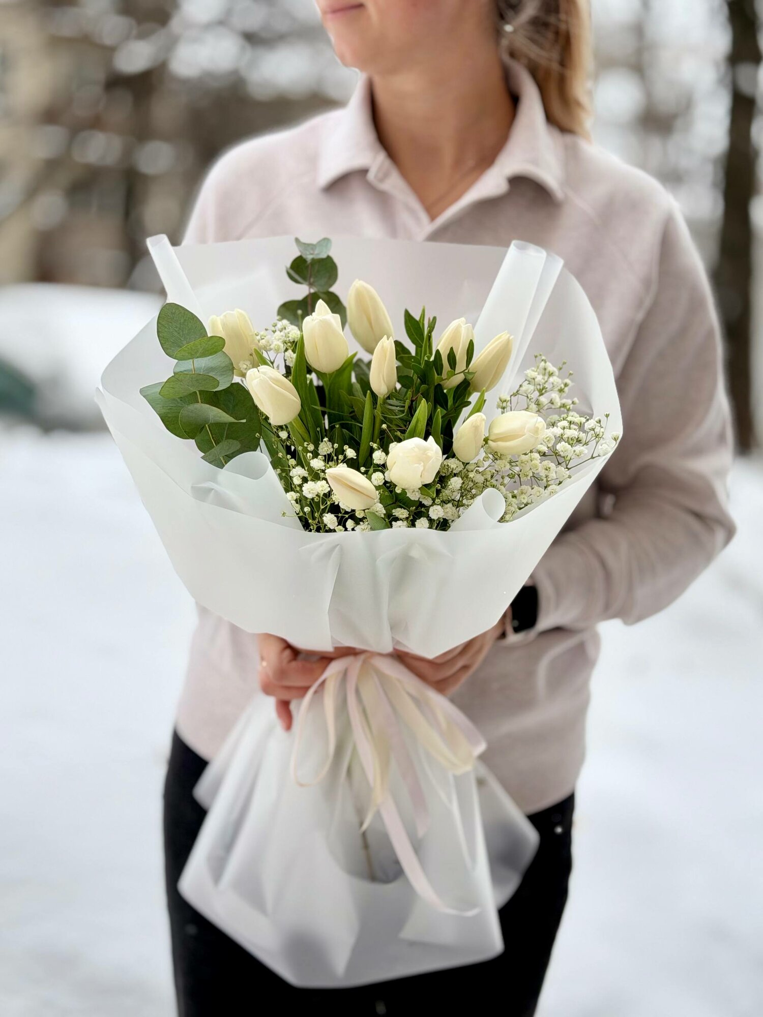 Букет тюльпанов ОкЦветОк, с эвкалиптом и гипсофилой, 11 цветов, белый, зелёный