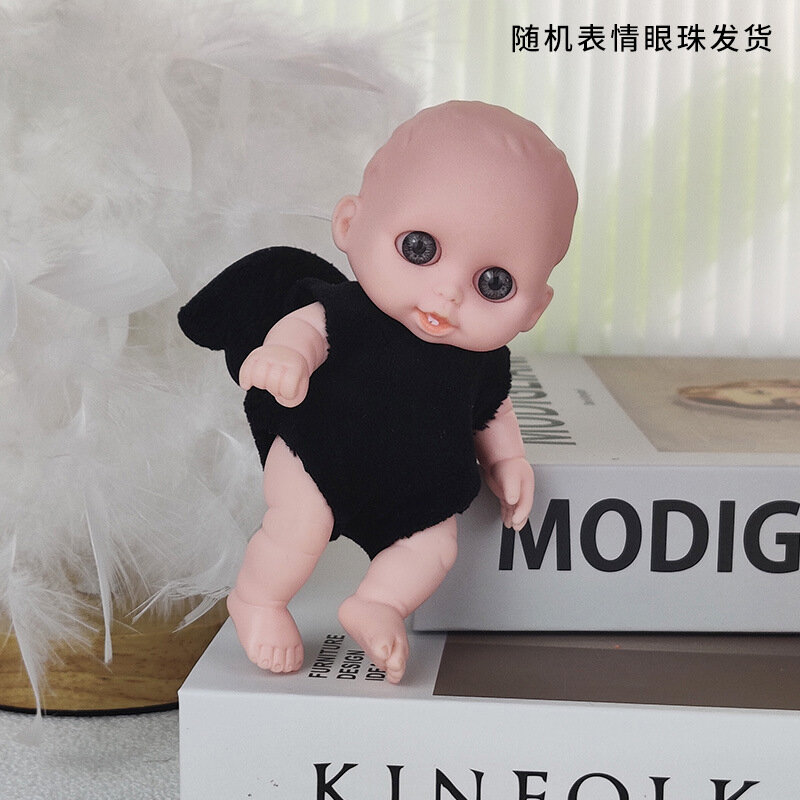 13-сантиметровая реалистичная виниловая кукла-ангел из мягкой резины с выражением лица.