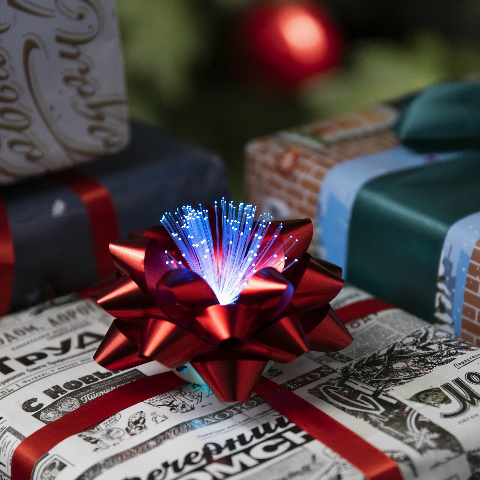 Светодиодная игрушка "Бант-звезда" 10 см, от батареек LR44x3, свечение мульти, красная