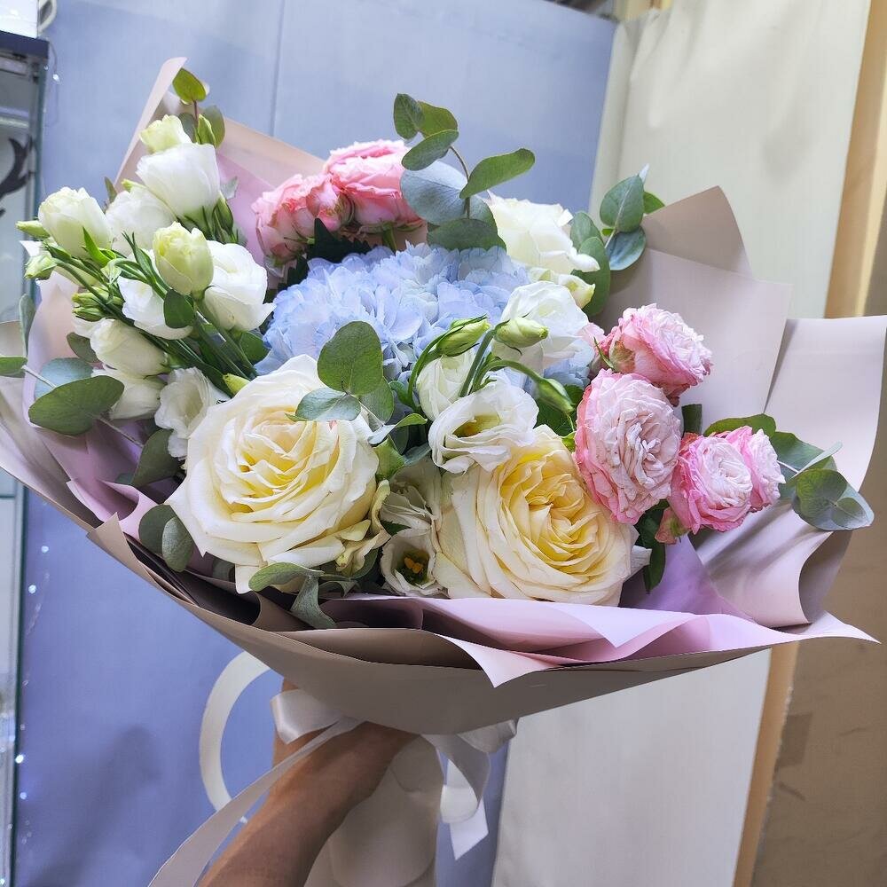 Букет из гортензии, роз, кустовой пионовидной розы, эустомы,
