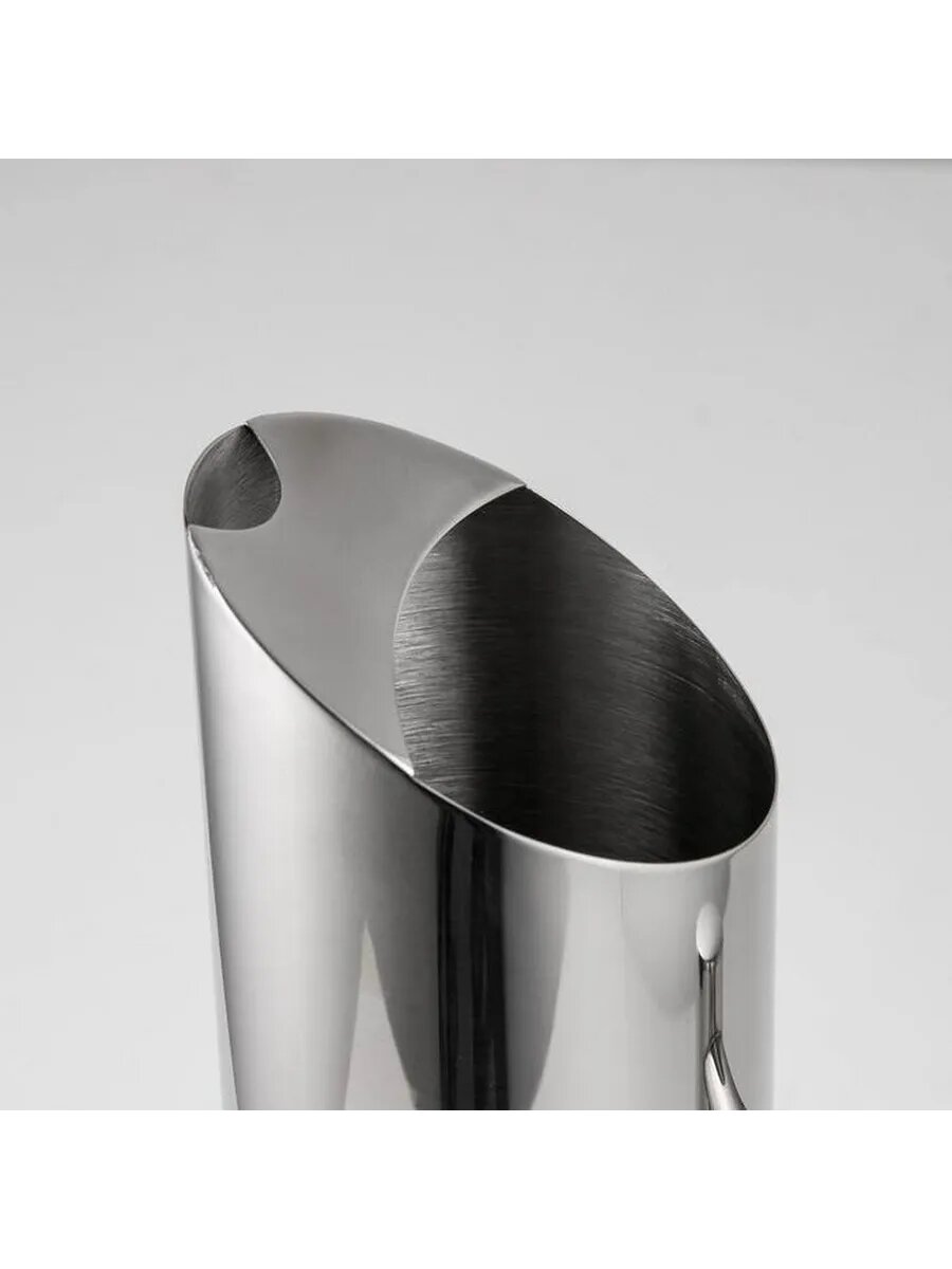 Стильный металлический кувшин для напитков