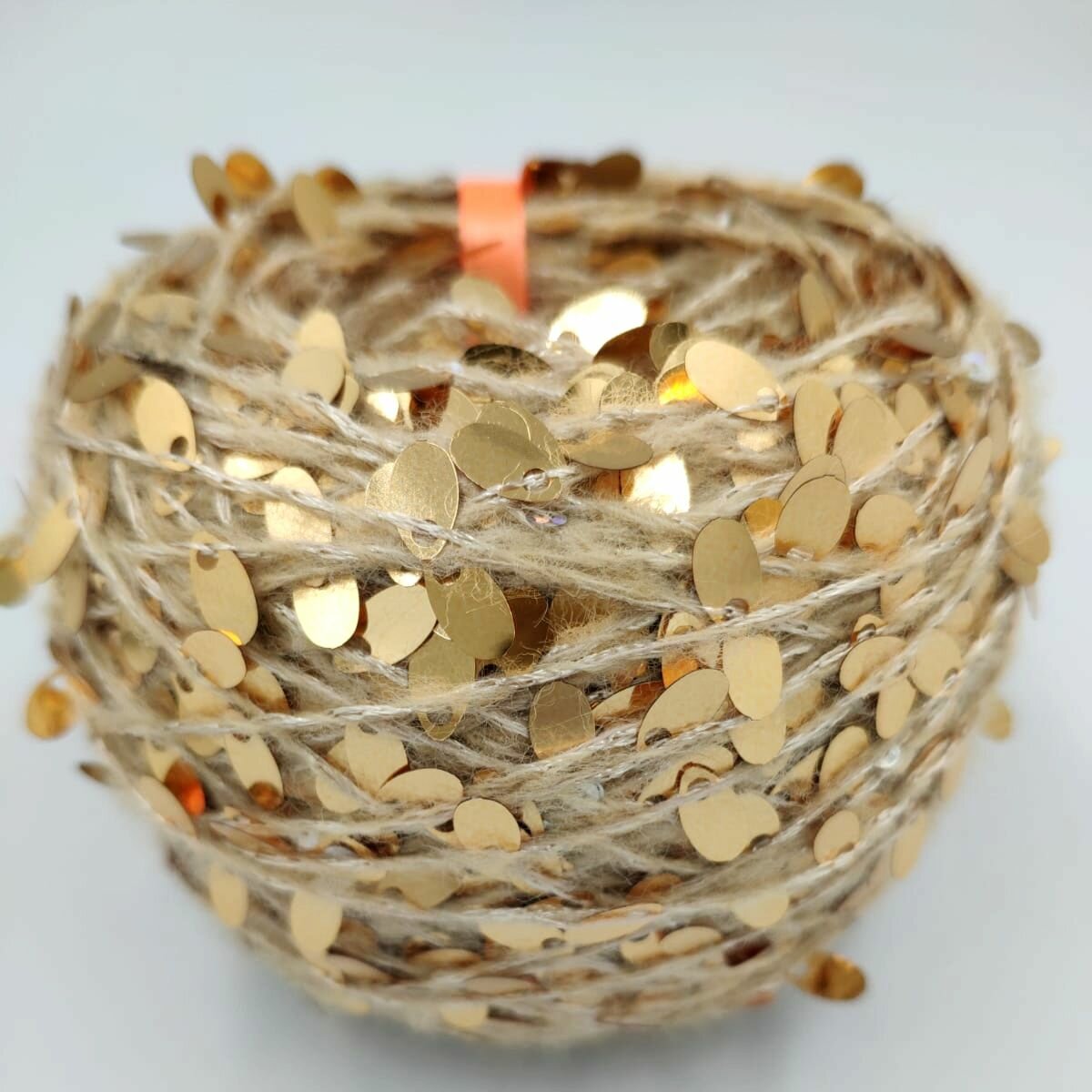 Пряжа-добавка с овальными пайетками Кассиопея (Casiopea) 013 беж с золотыми овальными и радужными 3мм пайетками (100г 140м) с9Д