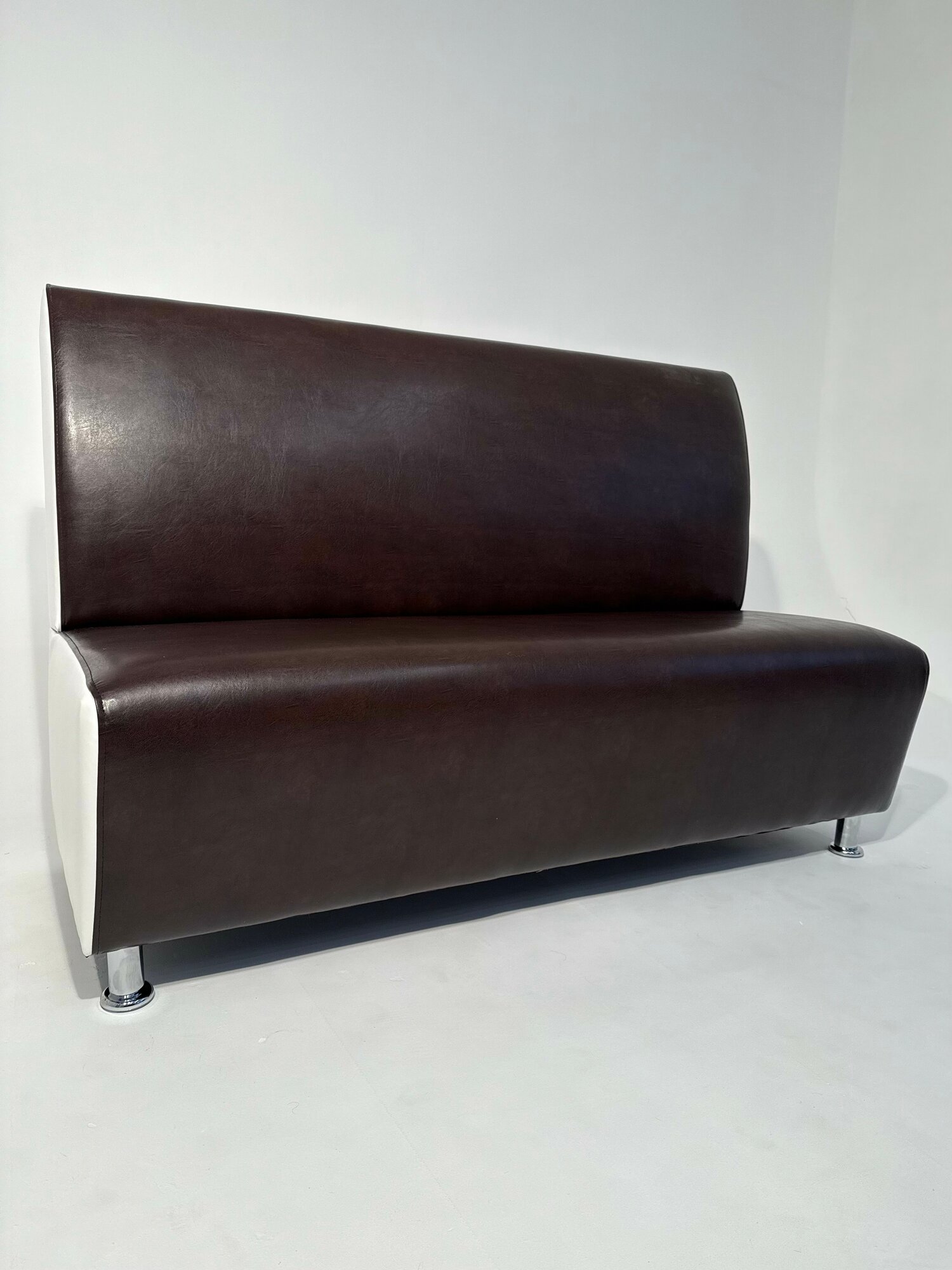 Диван офисный Вегас, механизм Нераскладной, 150х67х100 см, коричнево-белый глянцевый высокий