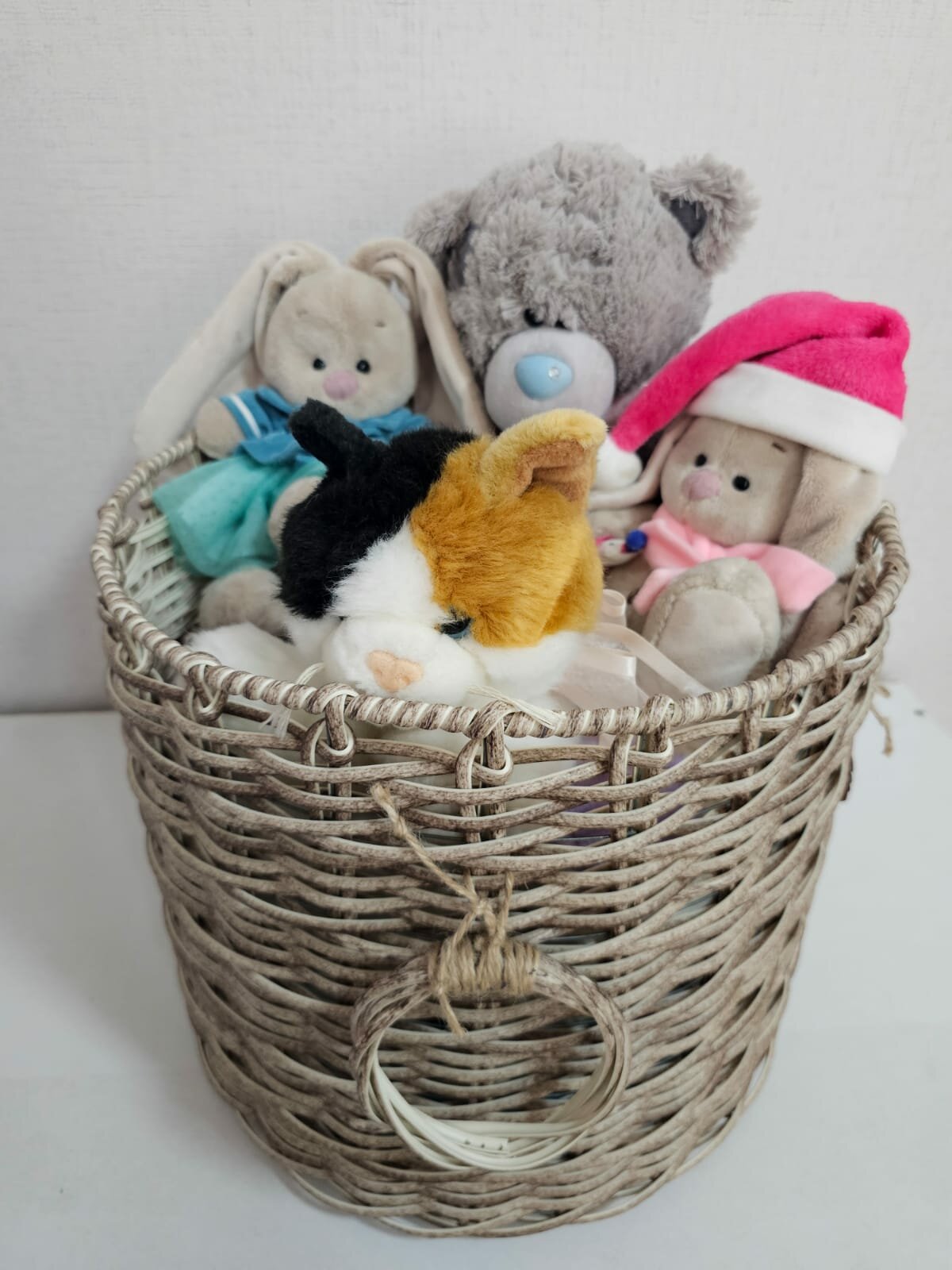 Средняя корзина для игрушек, белья, вещей из ротанга (высота 33 см, диаметр 32 см, цвет — меланж)