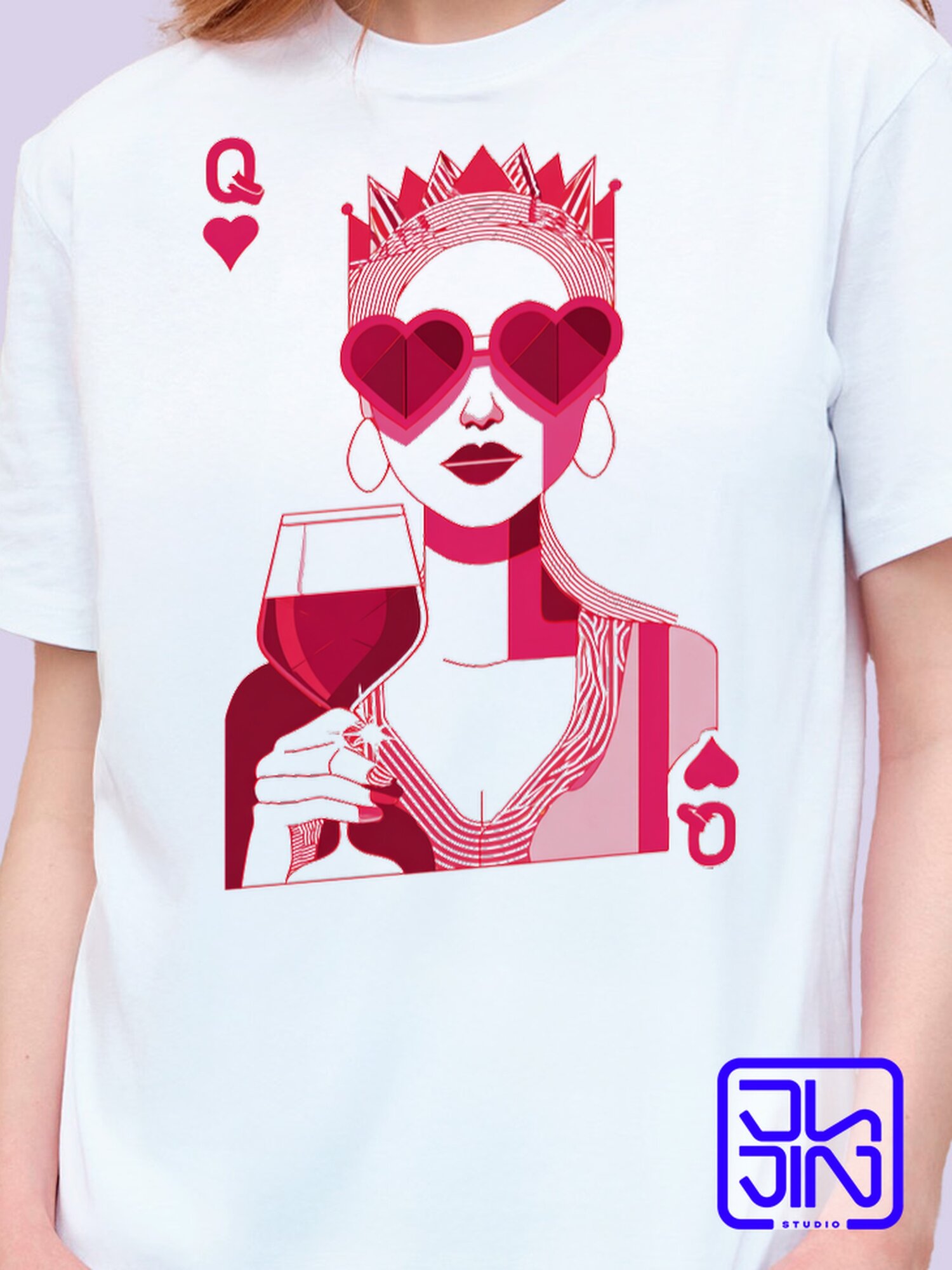 Футболка классическая женская с авторским принтом Королева белая, стильная и крутая розовая игральная карта с сердцем, белый хлопковый трикотаж с прикольным рисунком на груди