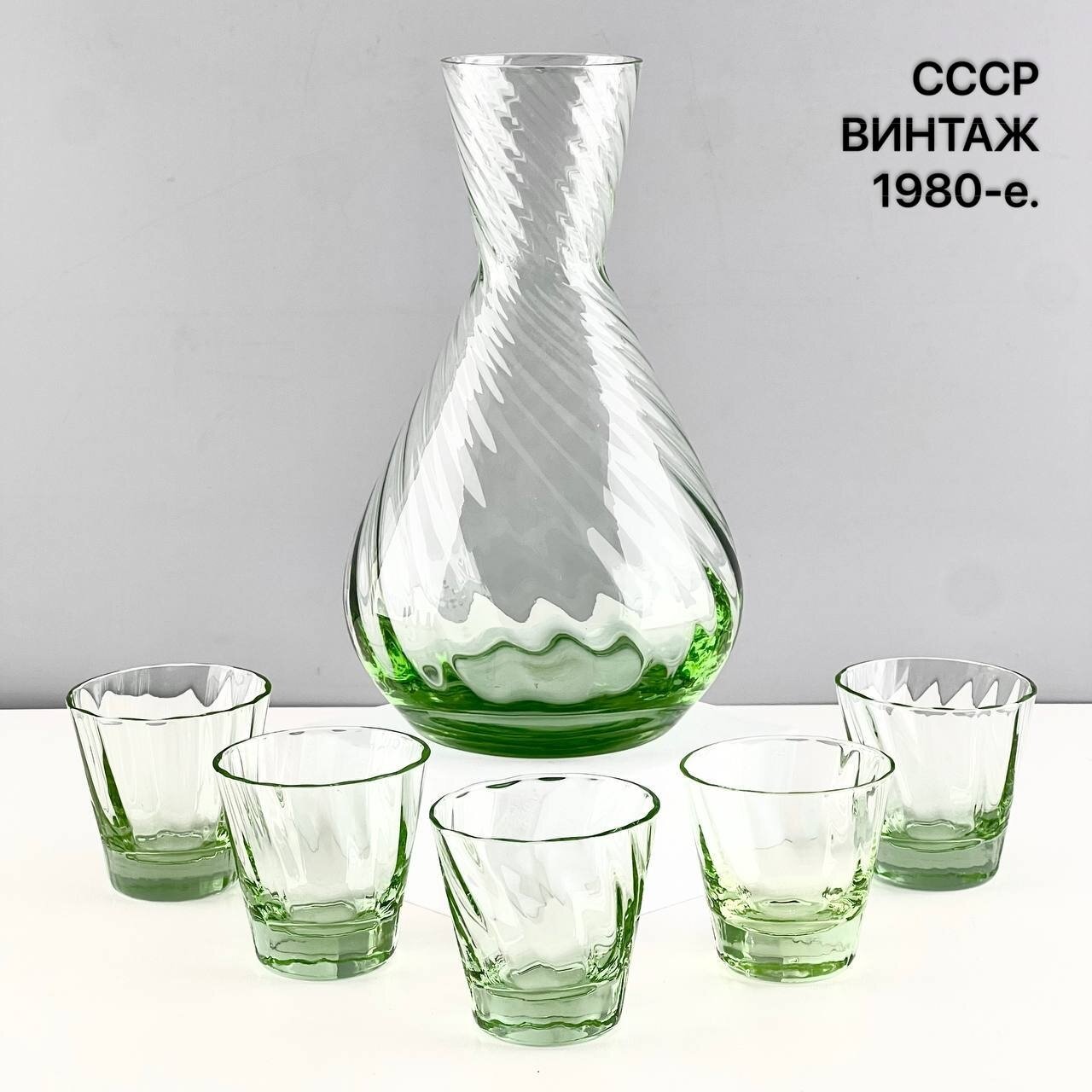 Винтажный набор штоф и стопки "Изумруд". Цветное стекло. СССР, 1980-е.