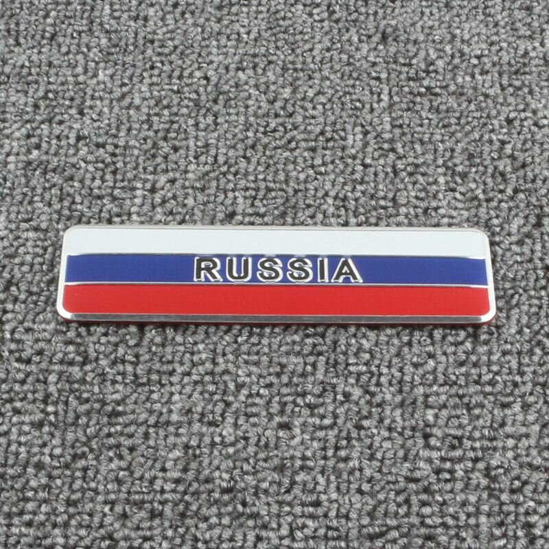 Автомобиль с флагом России.