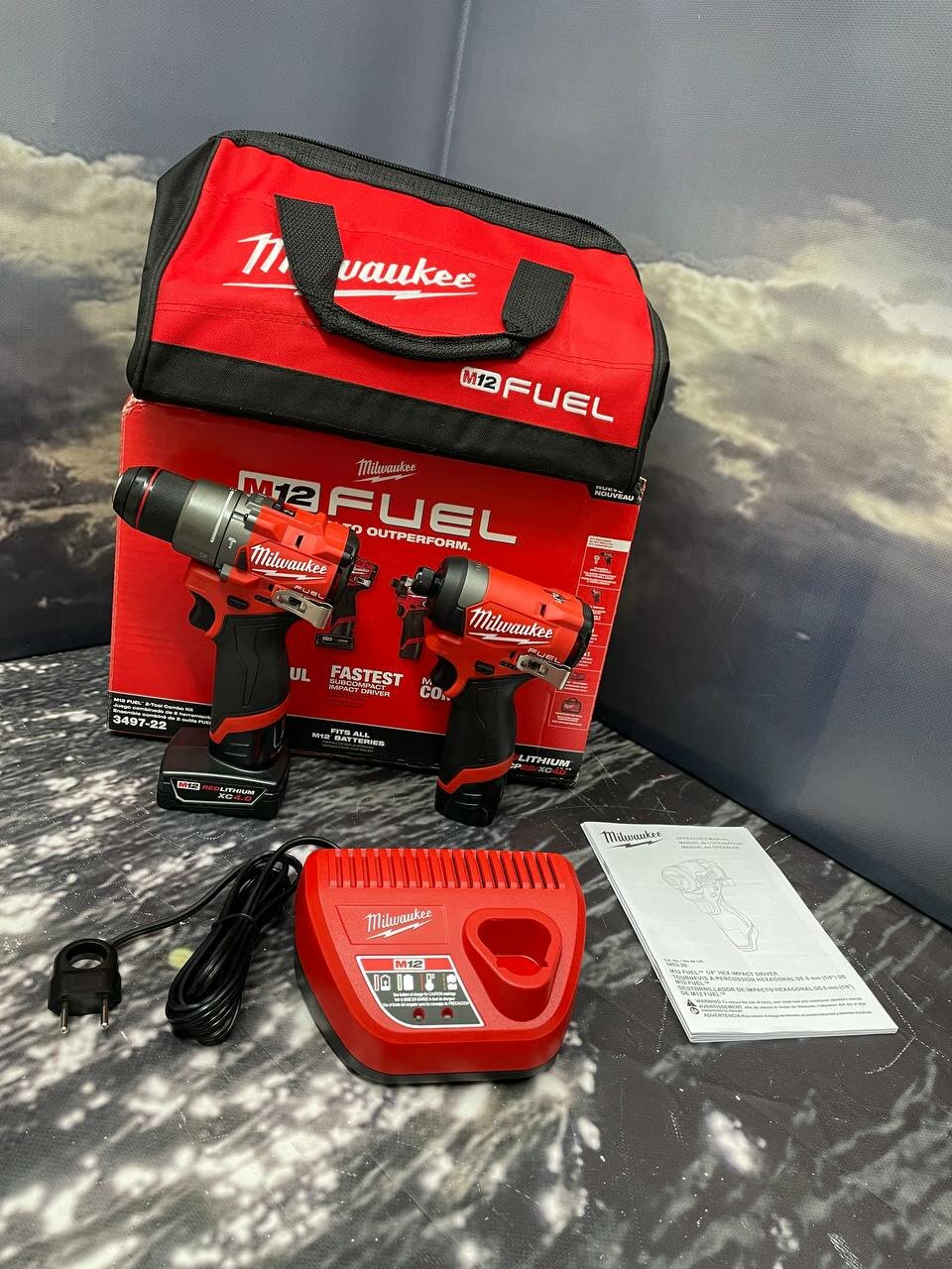 Набор шуруповертов Milwaukee 3497-22 M12 Fuel с зарядкой 220 вольт