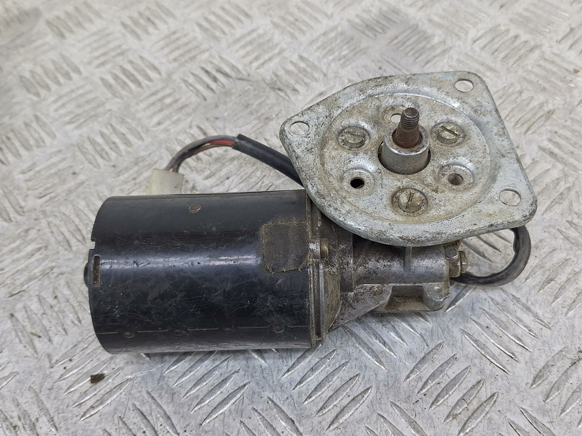 Моторчик трапеции дворников (стеклоочистителя) Mercedes-Benz T1 307-310D 0390346153