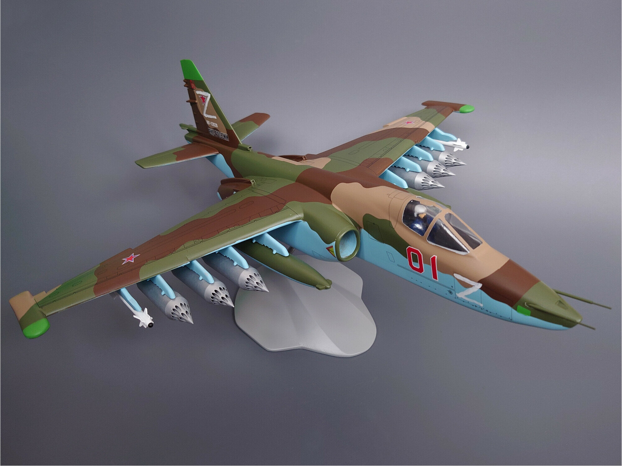 Самолет СУ-25 (Камуфляж) (Z) (С шасси) [Готовая модель] (1:32) [RF-94681, 01]