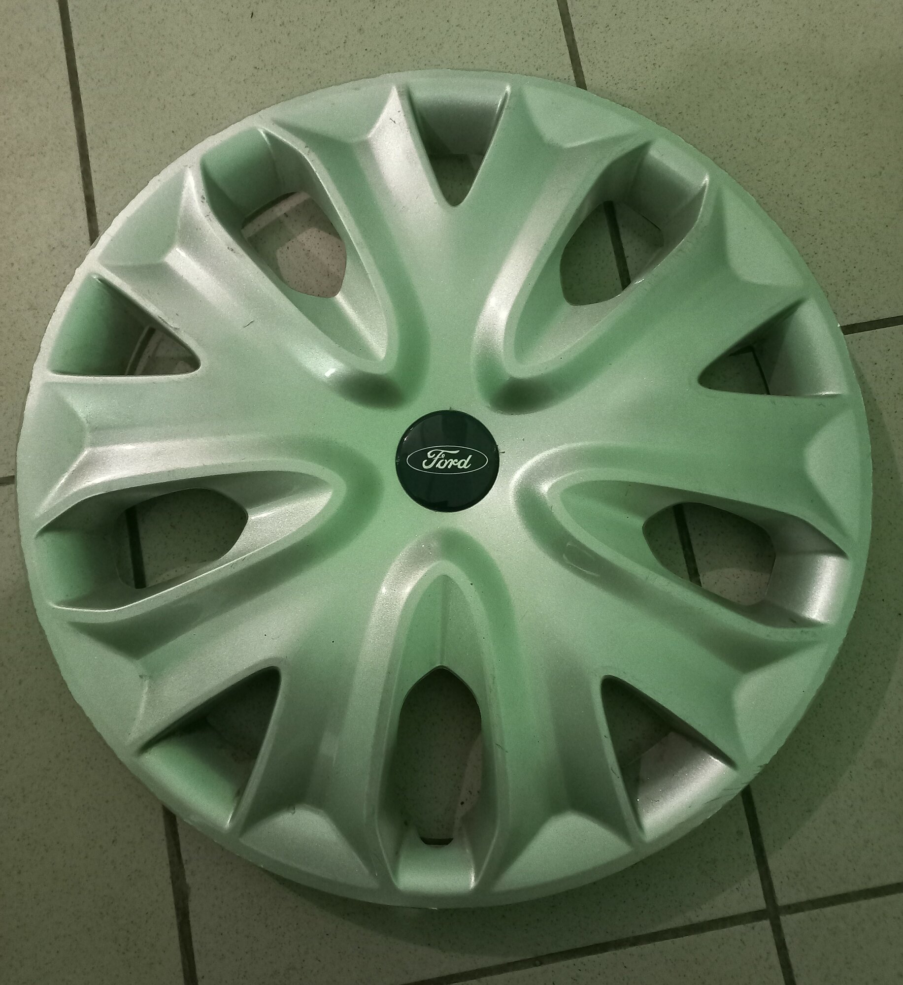 Колпак Ford R 16.Оригинал.Без сколов и тещин.Все крепления целые.Возможны небольшие потертости.