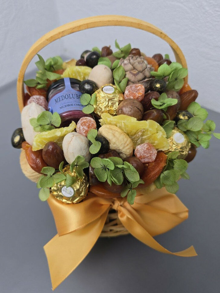 Корзина с гортензией, сухофруктами, орехами и мёдом (BuketOnline)