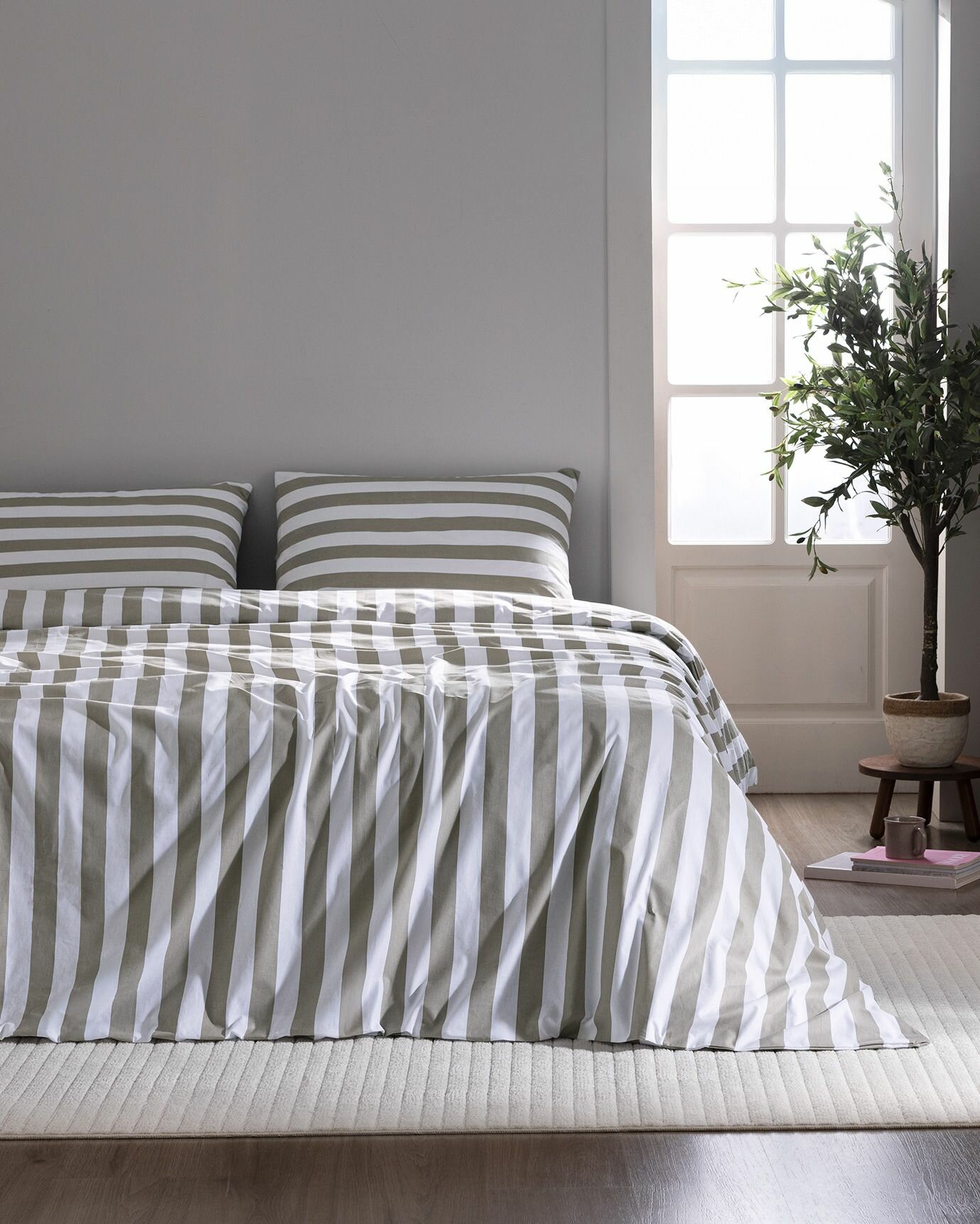 Постельное белье 2 спальное, евро Madame Coco Пододеяльник 200х220 + 2 наволочки 50х70 + простынь 240х260