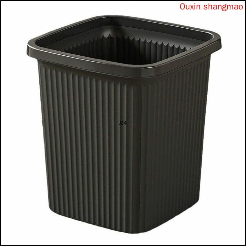 Эксклюзивная квадратная урна без крышки представлена в прочном пластиковом корпусе с полосатым дизайном