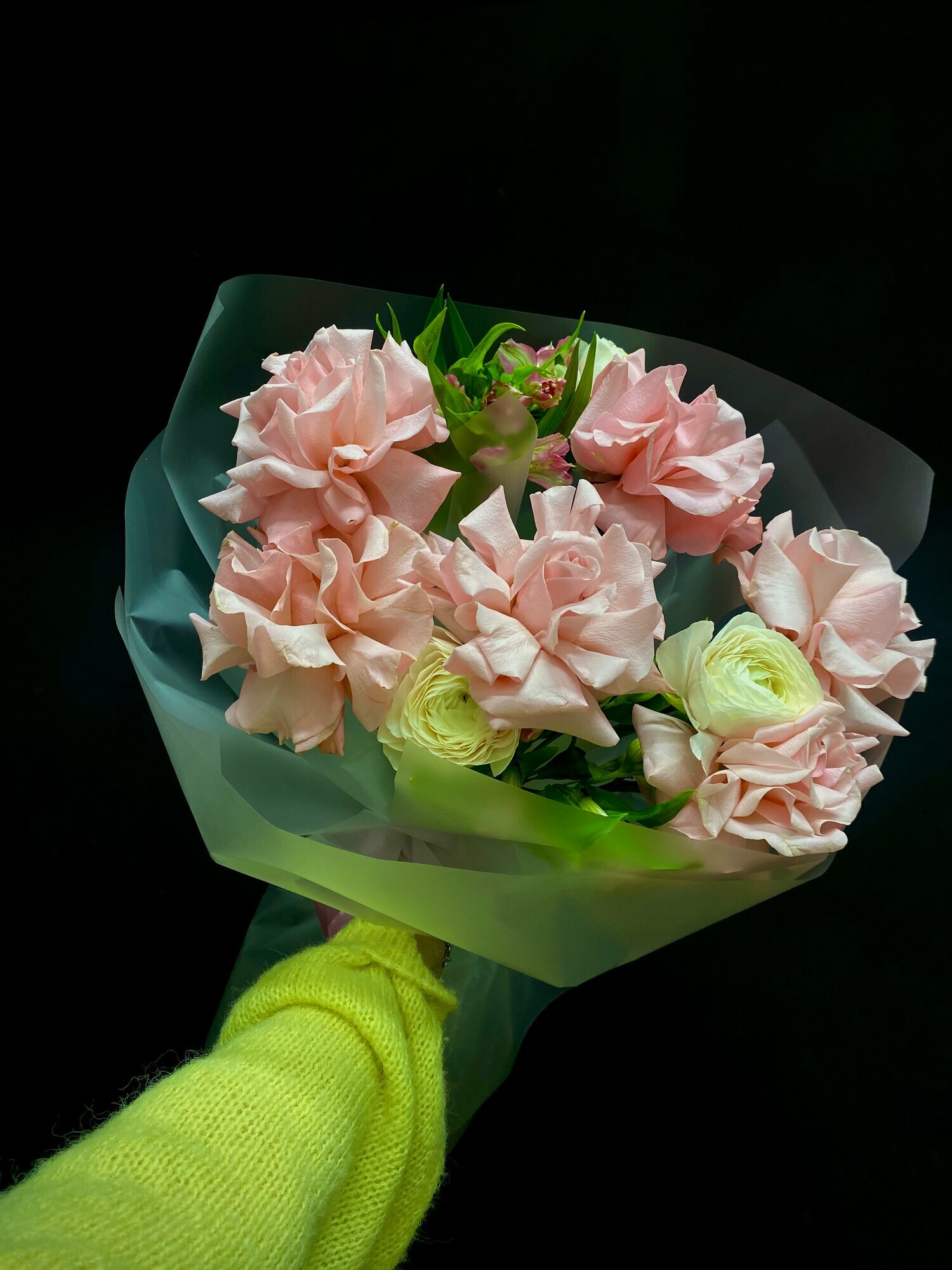 Букет живых цветов: французская роза 6 шт, альстромерия 2 шт, ранункулюс (лютик) 3 шт