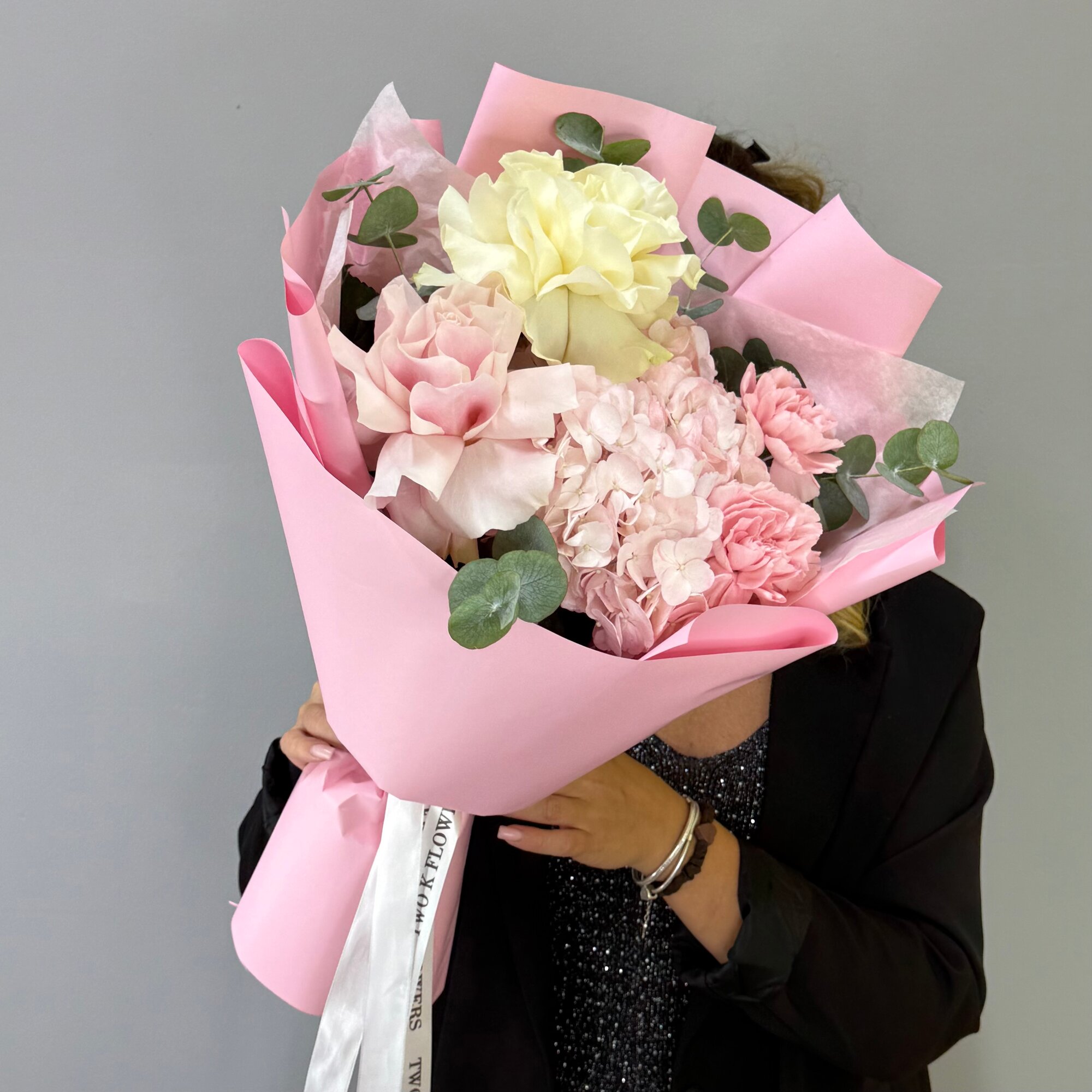 Букет Two K Flowers "Комплимент", гортензия, французская роза, эвкалипт