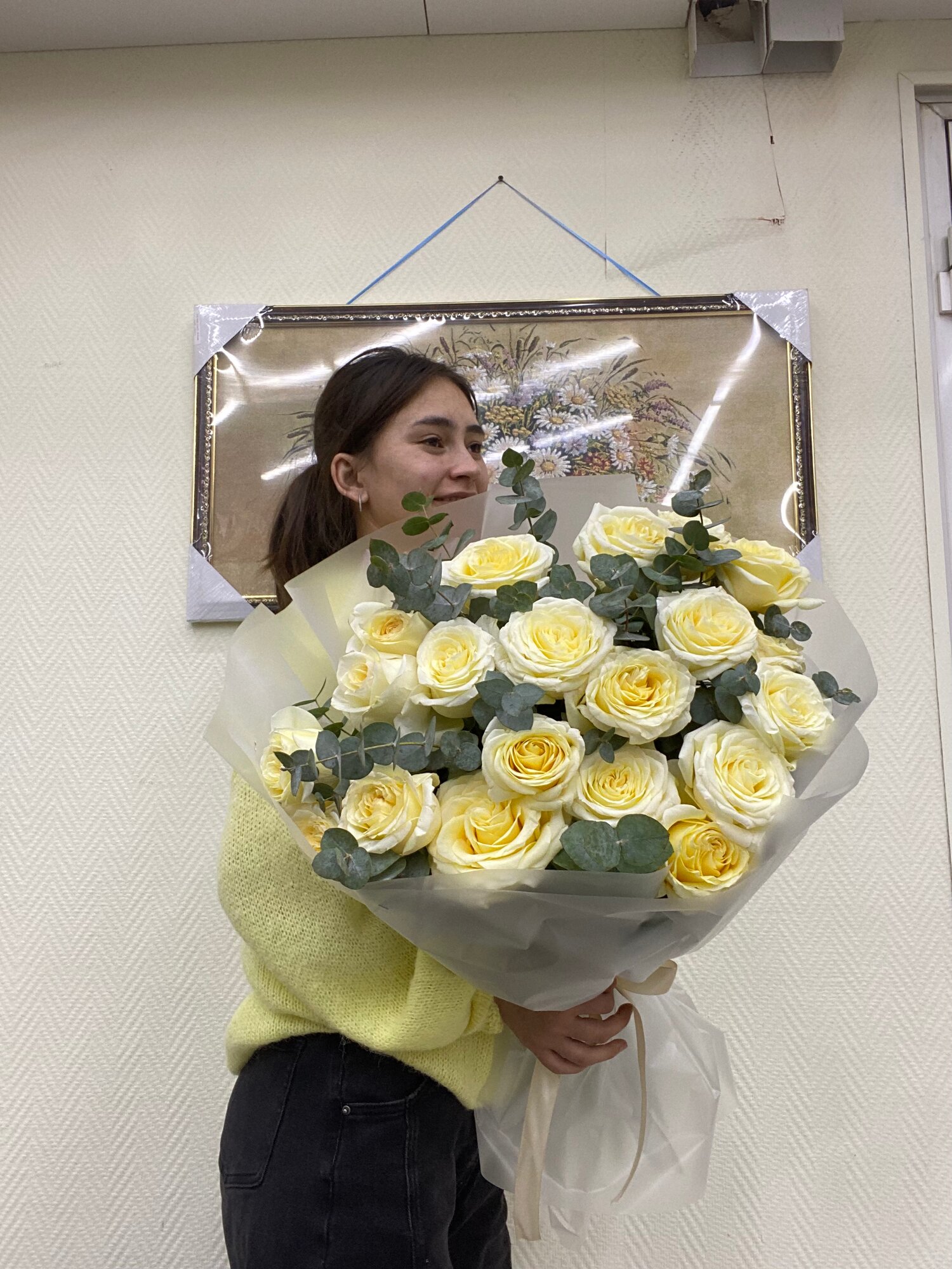 Монобукет "Nura Flowers", эквадорские белые розы, с эвкалиптом, на стеблях, 21 шт, высота 60 см