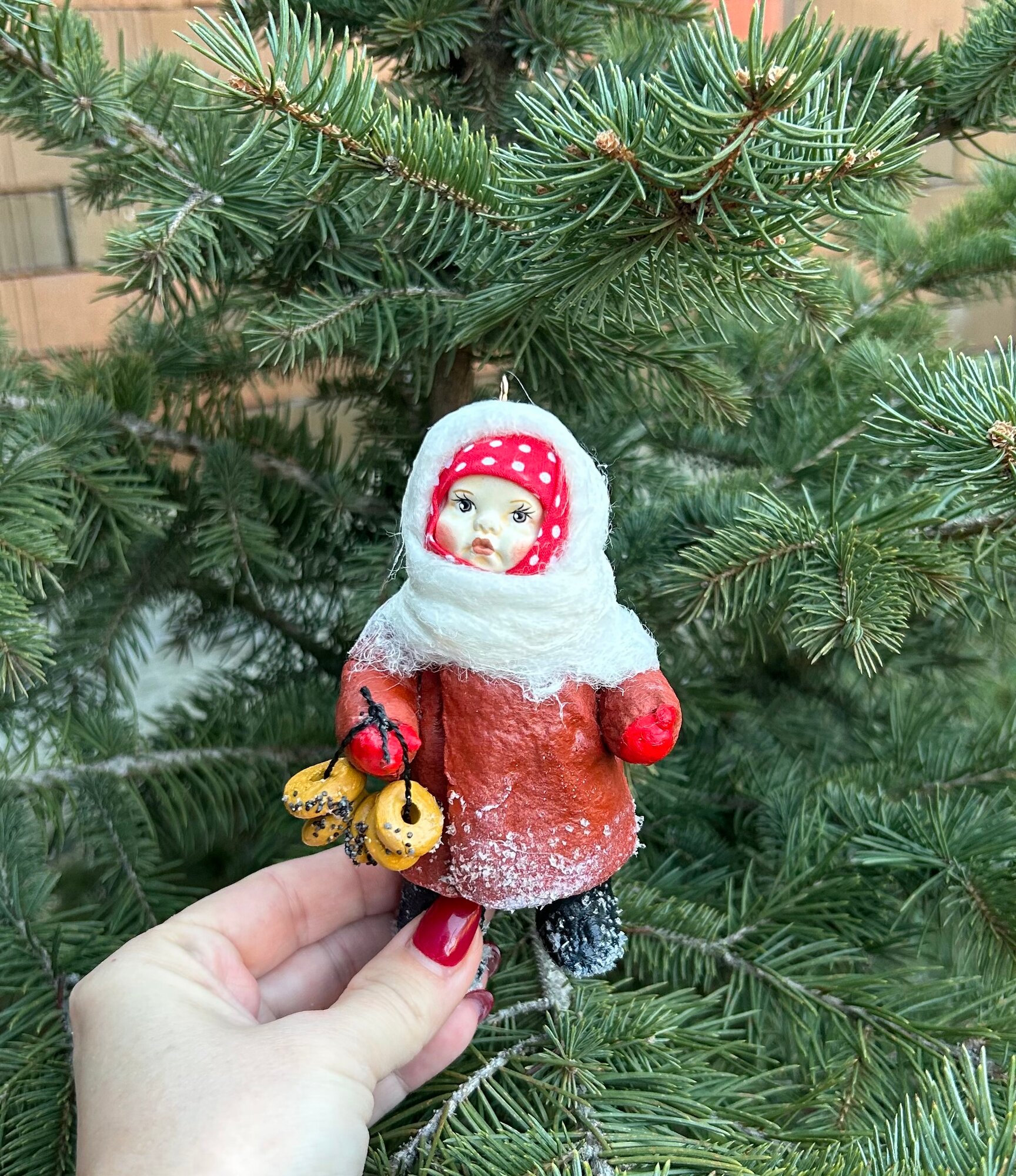 Ватная елочная игрушка - малышка с баранками