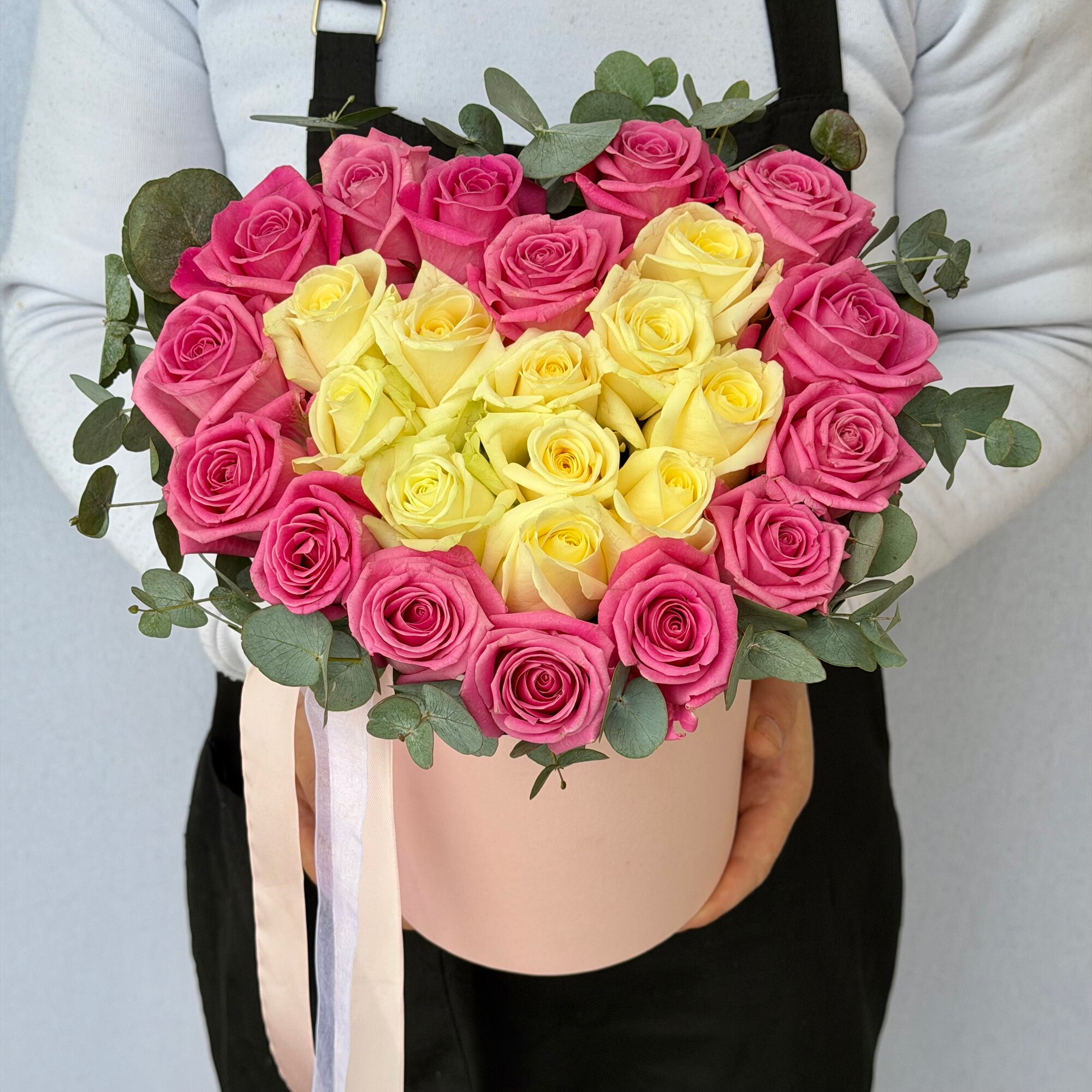 Сердце Rybe-Flowers, из роз, в шляпной коробке, 25 цветов, ветви эвкалипта