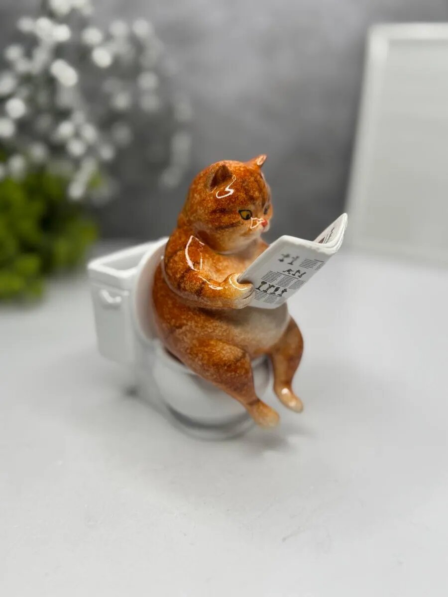 Коллекционная декоративная фигурка, котик на унитазе с газетой, подставка для ручек/карандашей
