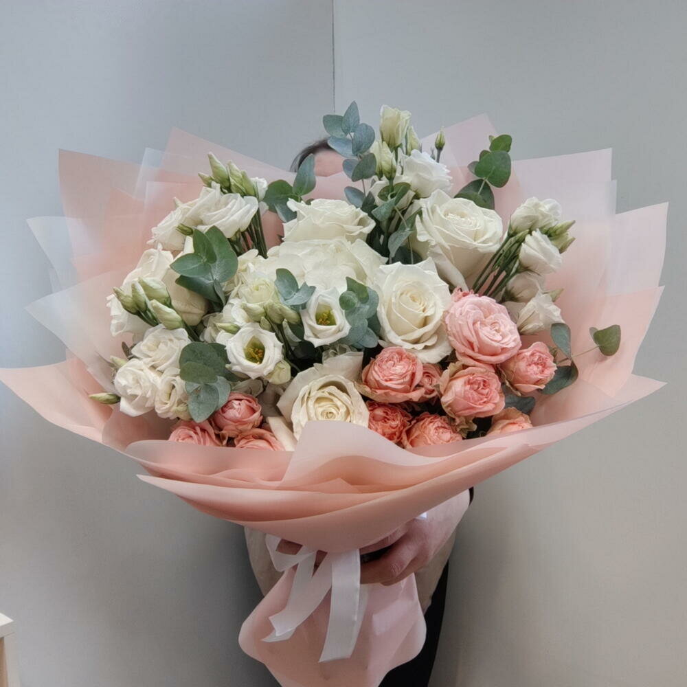 Букет из эустомы, кустовой пионовидной розы, розы, гортензии, эвкалипта