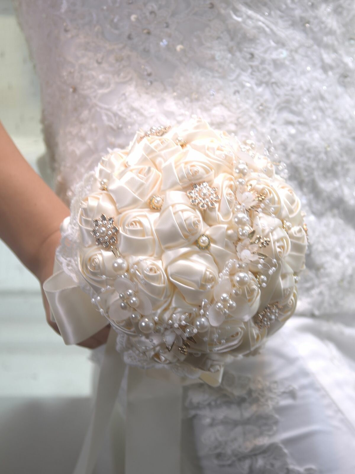 Невеста держит букет, искусственные жемчужные цветы, высота 23 см*18 см шириной, свадебный букет