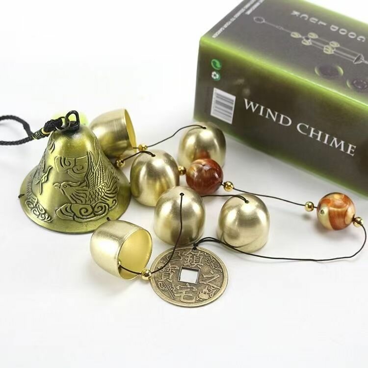 Ветряные колокольчики из металла с крупными медными колоколами для украшения сада и дома.