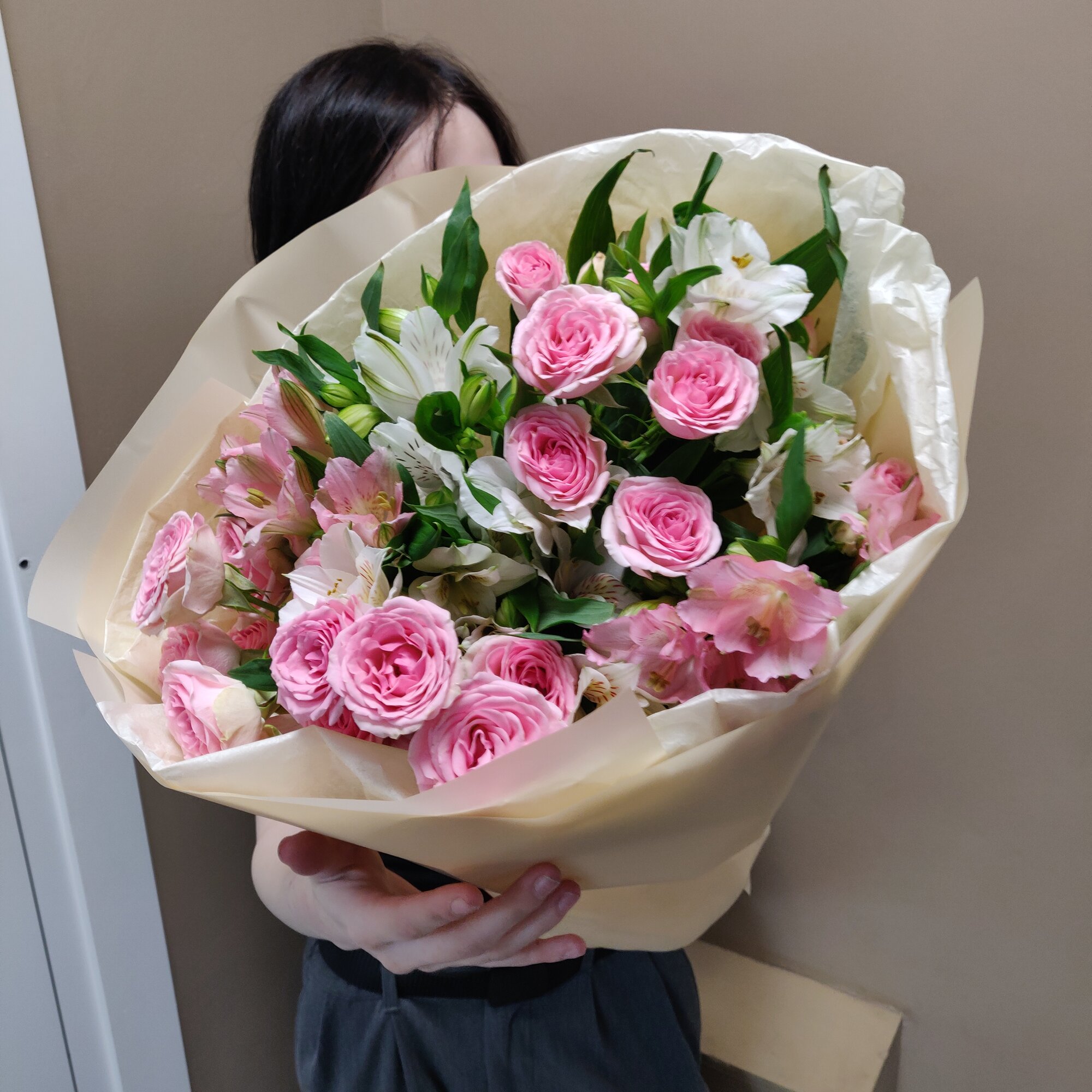 Нежный, объемный букет стойких альстромерий, кустовых роз в эффектной упаковке.