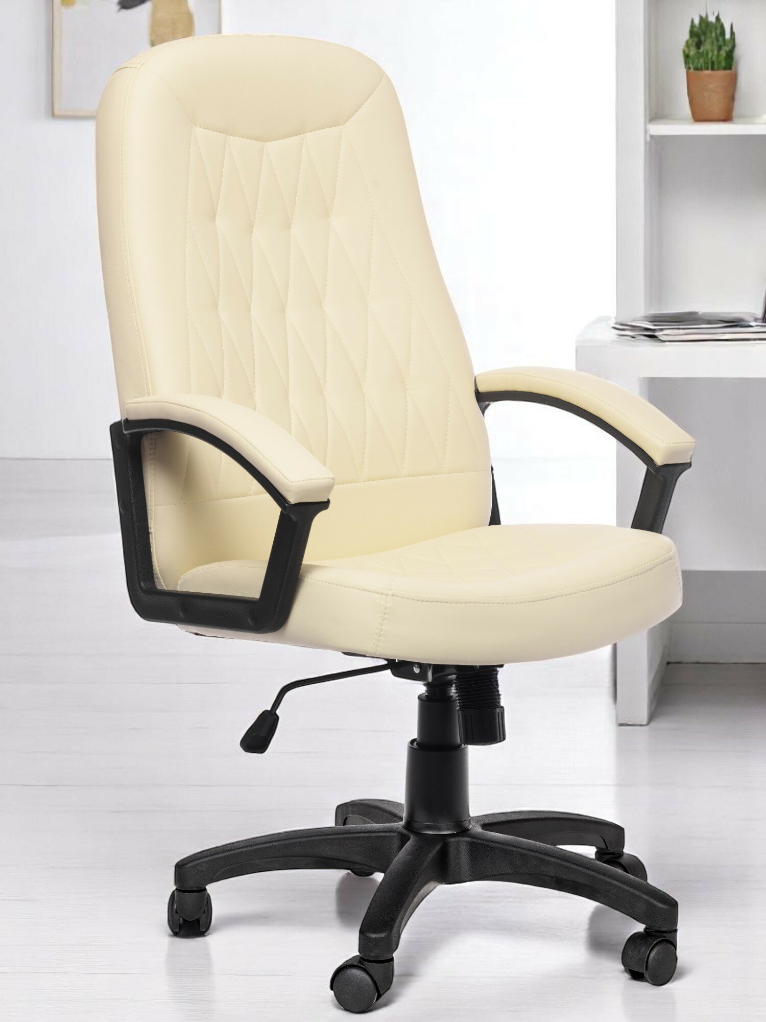 Кресло офисное Джокер бежевое, экокожа, с колесиками