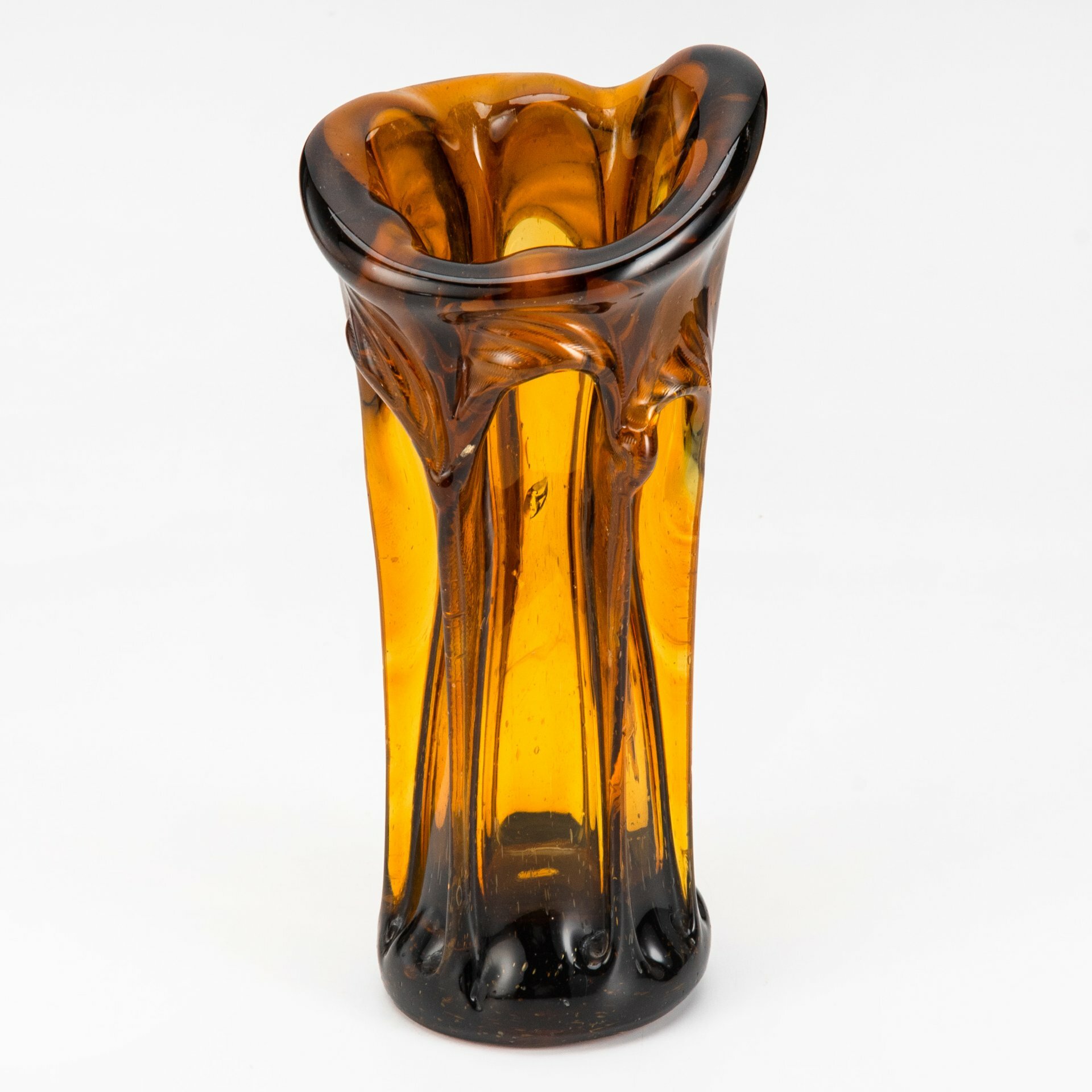 Ваза медового оттенка, выполненная в гутной технике, цветное стекло