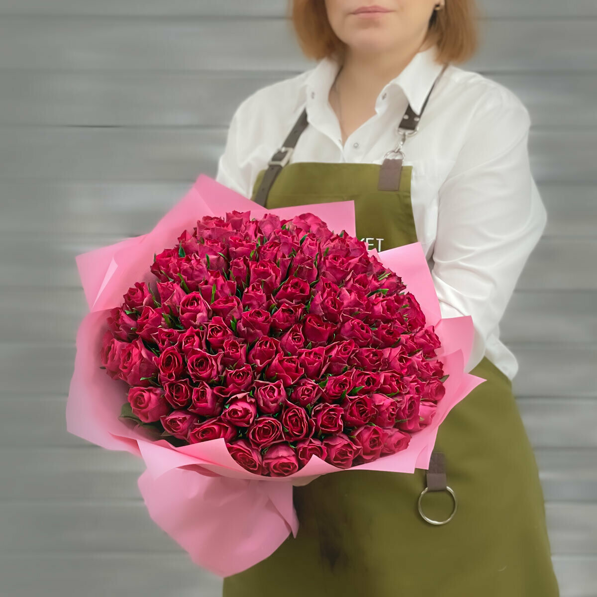 Монобукет Букет Маркет, 75 роз, оберточная бумага, высота 40см