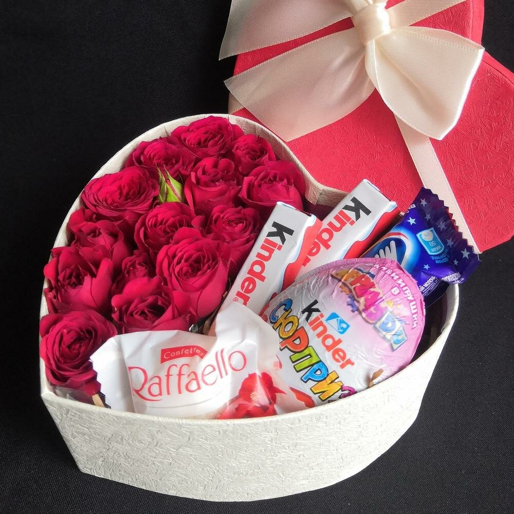 Цветы в коробке. Кустовые розы, рафаэлло, киндер-сюрприз, милки вей и киндер шоколад