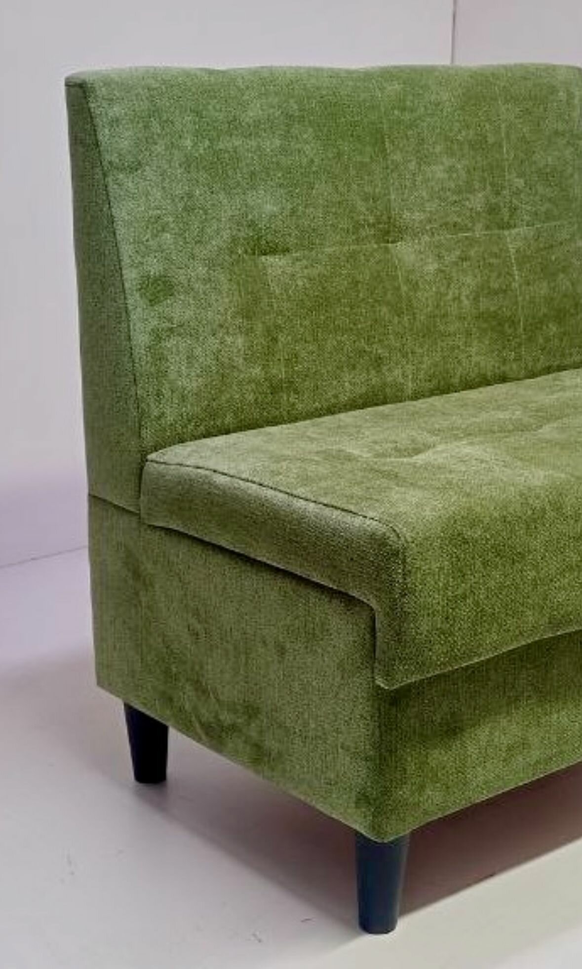 Стильный компактный диван Фабрики оникс из практичного и износостойкого материала с оригинальным дизайном, вместительным ящиком для хранения, мягким наполнителем для дома, дачи и офиса