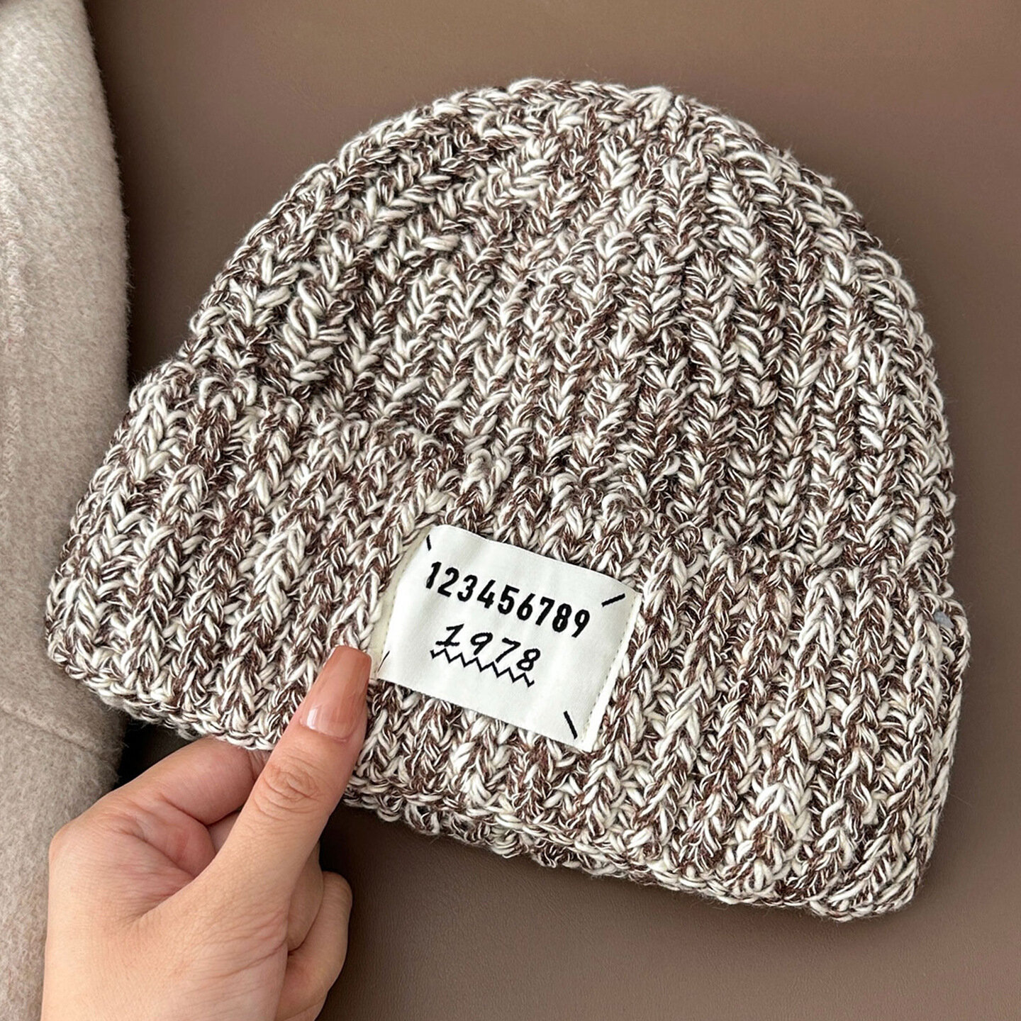 2025 осень и зима корейская версия простая и универсальная смешанная цветная вязаная шерстяная сезонная новая стильная маленькая теплая шапка с капюшоном, формирующая лицо, тренд